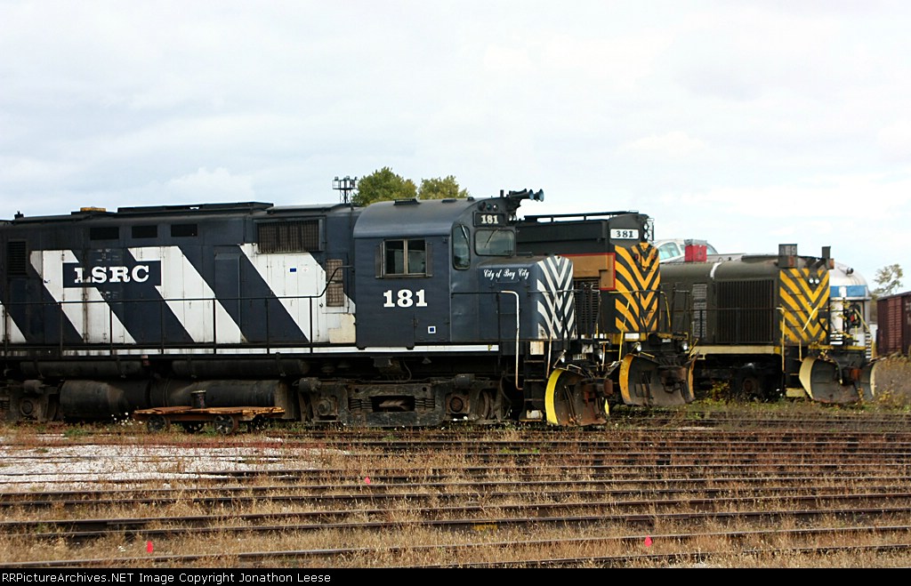 3 Alcos sit around the turn table